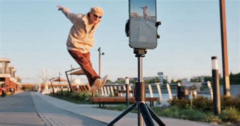 금속 물체 위에 스케이트보드를 타고 있는 남자 사진 Unsplash의 소셜 미디어 이미지