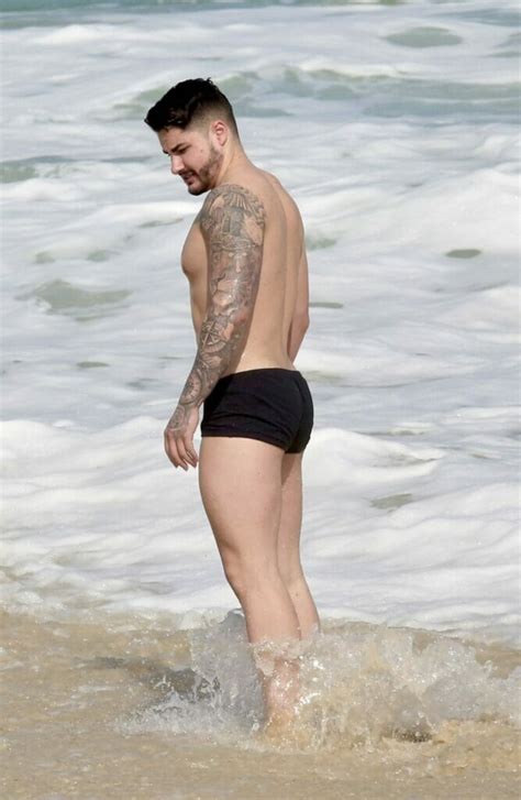 De Sunga Lucas Souza Ex De Jojo Curte Dia De Sol Em Praia