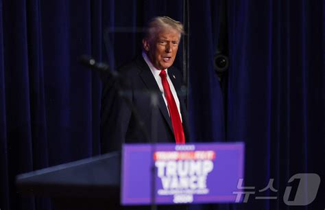 포토 지지자 앞에 선 당선 유력 트럼프 전 대통령 뉴스1