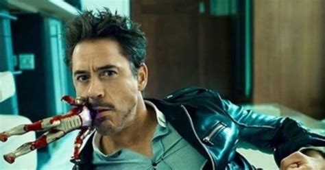 로버트 다우니 주니어 아이언맨 입에 물고 코믹 포즈 돌아와줘~