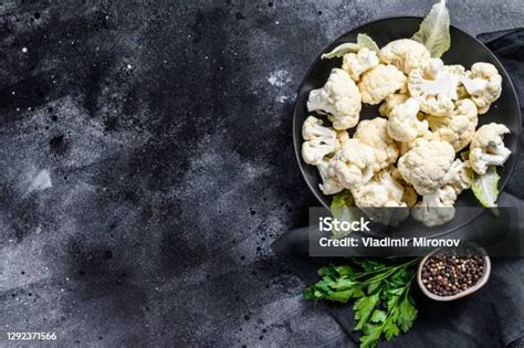 그릇에 작은 조각으로 자른 신선한 유기농 콜리플라워 검은 색 배경 맨 위 보기입니다 복사 공간 강판에 갈기에 대한 스톡 사진 및