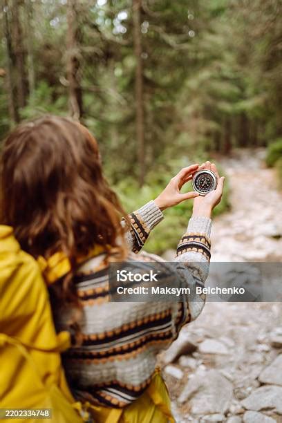 배낭과 나침반을 손에 들고 산 풍경을 배경으로 한 젊은 여성 등산객의 뒷모습 건강한 생활방식에 대한 스톡 사진 및 기타 이미지 건강한 생활방식 걷기 경관 Istock