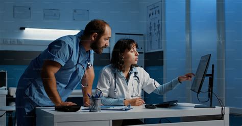 의료진은 컴퓨터 모니터를 보며 환자의 의료 전문 지식을 분석하면서 질병 치료에 도움이 되는 약물 치료에 대해 논의합니다 병원