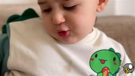 ویدیو بامزه چای خوردن پسر بچه کوچولو فیلو