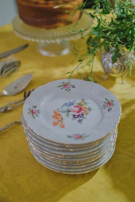 갈라지다 고전적인 저녁 식사 기동기 꽃 디자인 꽃 판 도자기 도자기 접시 럭셔리 다이닝 레스토랑 스타일 린넨 식탁보 매우 복잡한 빈티지 식기 빵 수직