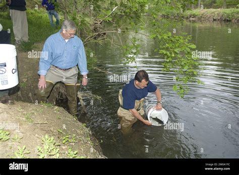 Office Of The Administrator Stephen L Johnson Epas Office Of Water Earth Day 2006 Activity
