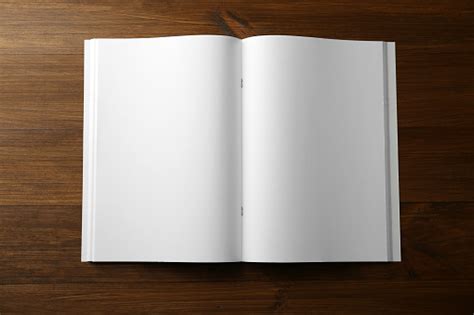 나무 테이블에 빈 종이 브로셔를 엽니 다 상단 보기 디자인용 모형 사진첩에 대한 스톡 사진 및 기타 이미지 사진첩 0명 공란 Istock