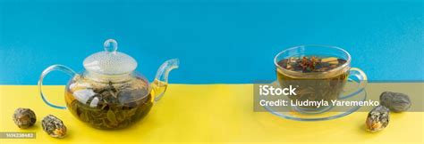 유리 주전자에 연꽃이 달린 녹차와 색깔이있는 배경에 컵 기치 공간을 복사합니다 0명에 대한 스톡 사진 및 기타 이미지 0명