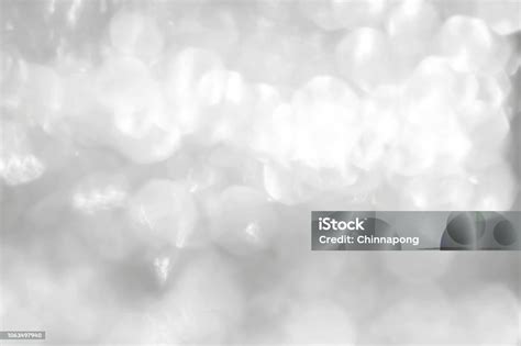 실버 반짝이 조명의 밝은 반짝이 흰색 빛 빛나는 Bokeh 겨울 크리스마스 홀리데이 장식 배경에 대 한 추상적인 배경 흐림 겨울에 대한 스톡 사진 및 기타 이미지 Istock