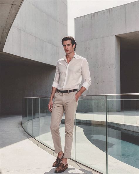 Camisa Marfil Con Pantalón Beige Y Mocasines Marrones