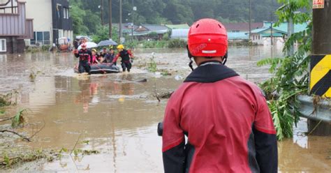 포토 사람 살려 물에 잠긴 마을소방당국 긴급 출동