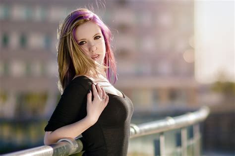 무료 이미지 여자들 레이디 사람 사진술 벽지 말뿐인 팔 플래시 사진 소매 People In Nature 거리 패션 행복 허리 대퇴골 긴 머리