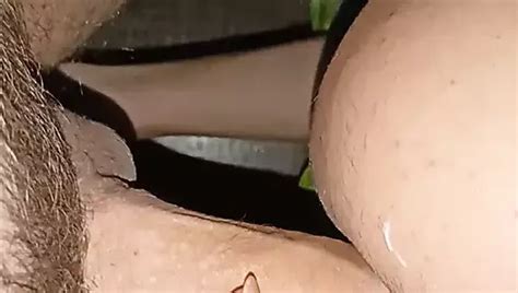 сперма льется на большие яйца Xhamster