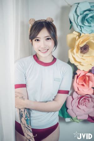 剛滿 的刺青學徒全裸首拍 超級害羞 甜美笑容 隱藏版附上一線嫩鮑撥開特寫 JVID