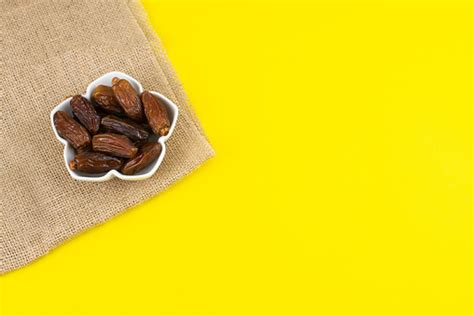 라마단 카림 축제 노란색 배경에 그릇에 말린 날짜 과일의 닫습니다 공간을 복사합니다 Eid Ul Fitr에 대한 스톡 사진 및 기타 이미지 Eid Ul Fitr