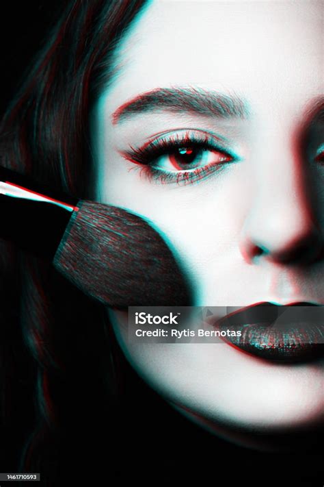Rgb 색상 분할 효과 스타일의 메이크업과 어두운 입술 스튜디오 초상화를 가진 아름다운 여자 3차원 형태에 대한 스톡 사진 및 기타 이미지 Istock
