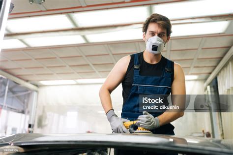 숙련 된 정비사 남성의 초상화 얼굴 마스크 광택 후드 자동차 수리 및 갱신 서비스 스테이션에서 연삭 장치를 사용합니다 사고 후 수리 25 29세에 대한 스톡 사진 및 기타