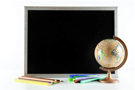 칠판 메뉴 화려한 연필 지구 어두운 학교 칠판에 브러시교육 액세서리 교사의 날 복사 공간을 위한 개념 로켓에 대한 스톡 사진 및 기타 이미지 Istock