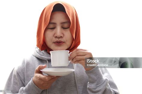 차 또는 커피의 히잡을 마시는 암호를 입고 아시아 무슬림 여자 귀여운에 대한 스톡 사진 및 기타 이미지 귀여운 동양인 마실 것 Istock