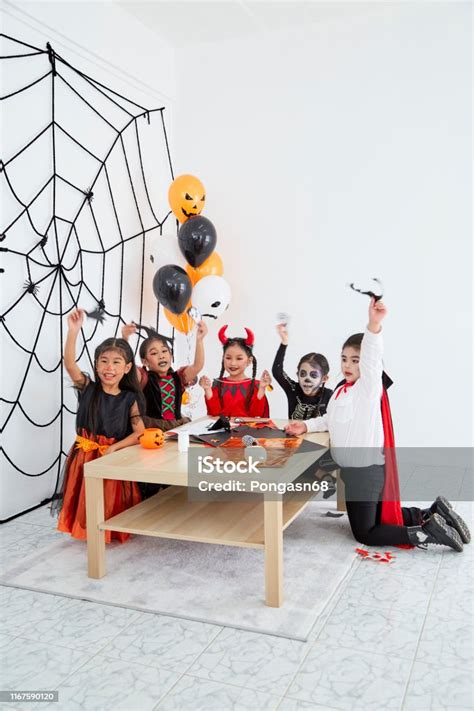 할로윈 파티에 의상을 입은 아이들의 그룹은 재미 트릭 또는 치료가 10월에 대한 스톡 사진 및 기타 이미지 10월 가을 공휴일 Istock