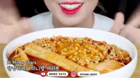 Asmr Fire Noodles With A Giant Rice Cake Eating Sound Cooking Recipe Minee Eats نماشا