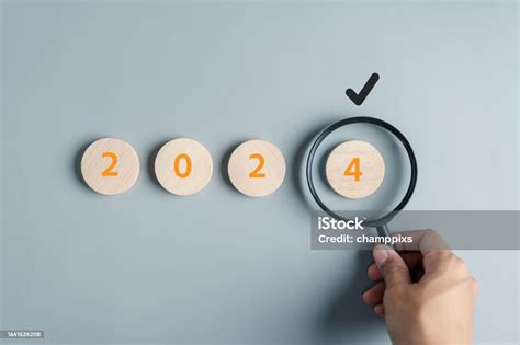 2023년부터 2024년까지 진행 상황을 로드하여 메리 크리스마스와 새해 복 많이 받으세요 카운트다운 2024년 새해 컨셉의 계획 및 도전 전략 2024년에 대한 스톡 사진