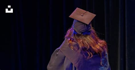 졸업 가운과 모자를 쓴 여자 사진 Unsplash의 무료 졸업 이미지