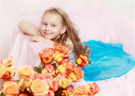 Ein Sch Nes Kleines M Dchen Mit Lang Licht Gelocktes Haar In Einem Blau Stockbild Bild Von