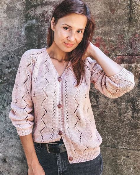 Вязаный жакет на пуговицах спицами