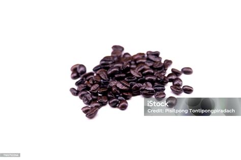 다크 커피 콩 고립 된 빈티지 스타일 갈색 구운 커피 콩 어두운 배경에 씨앗 에스프레소 다크 아로마 블랙 카페인 음료 클로즈업