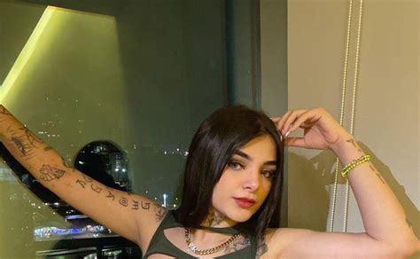 Karely Ruiz posa como diosa en outfit traslúcido al estilo barbicore