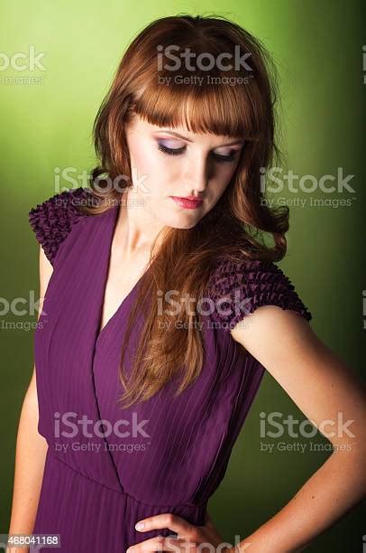 아름다운 여자 일러스트레이션 격리됨에 포토서제스트 퍼플 20 24세에 대한 스톡 사진 및 기타 이미지 20 24세 2015년 가냘픈 Istock