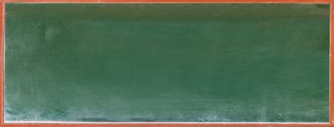 빈 녹색 칠판 질감이 흰 벽에 걸려 있습니다 녹색 보드와 흰색 배경에서 두 프레임입니다 배경 배경 화면 및 복사 공간에 대한 이미지입니다 빌 보드 나무 프레임은 텍스트를