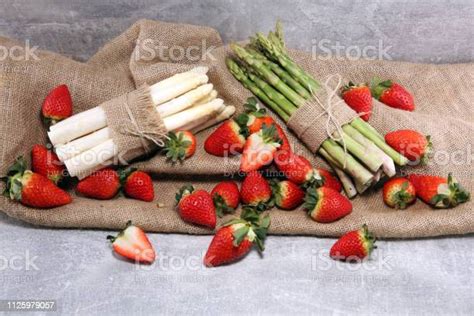 건강 한 딸기의 무리와 함께 흰색과 녹색 신선한 아스파라거스 계절에 대한 스톡 사진 및 기타 이미지 계절 다발 독일 Istock