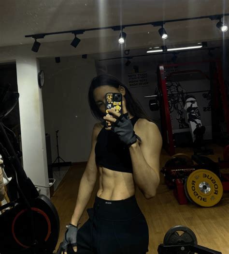 健身女神自拍秘籍！红色运动装燃爆健身房，自信姿势展现无尽魅力！