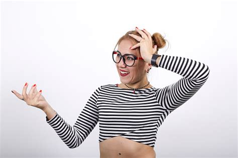 슬픈 피곤 한 여성 찾고 그래서 피곤 처럼 그녀 처럼 두통 보고 에 손 1에 대한 스톡 사진 및 기타 이미지 1 과로 금발 머리 Istock