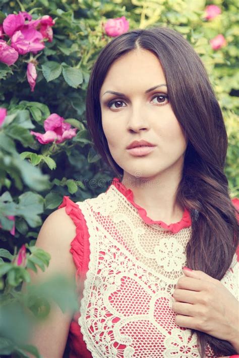 Belle Jeune Femme Photo Stock Image Du Femme Yeux Fleur