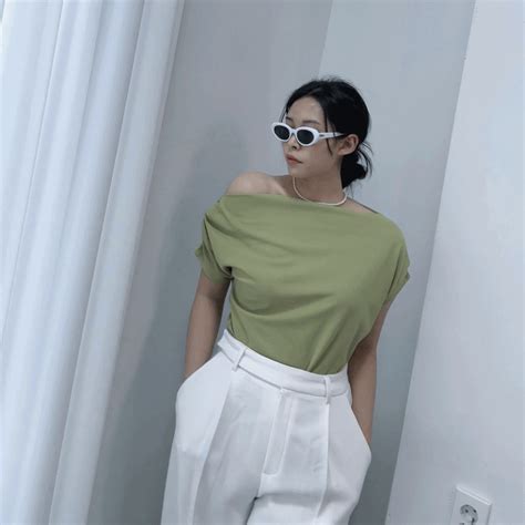 오늘출발재진행여성스러운티셔츠여성스러운블라우스여름블라우스언발블라우스컬러감예쁜 셔링 언발 오프숄더 블라우스 티 에이블리
