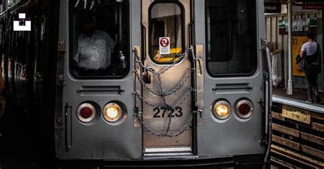 기차가 건물 옆에 주차되어 있습니다 사진 Unsplash의 무료 루프 이미지