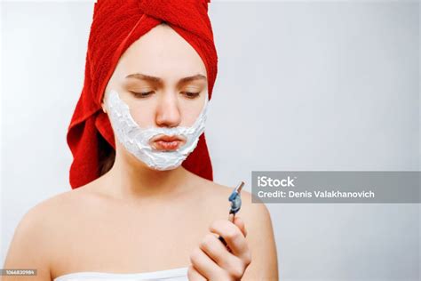 면도기와 그녀의 수염을 미 하는 여자 여자 그녀의 수염을 면도 하 고 싶지 않습니다 사람 얼굴에 대한 스톡 사진 및 기타 이미지 사람 얼굴 전기 면도기 여자 Istock