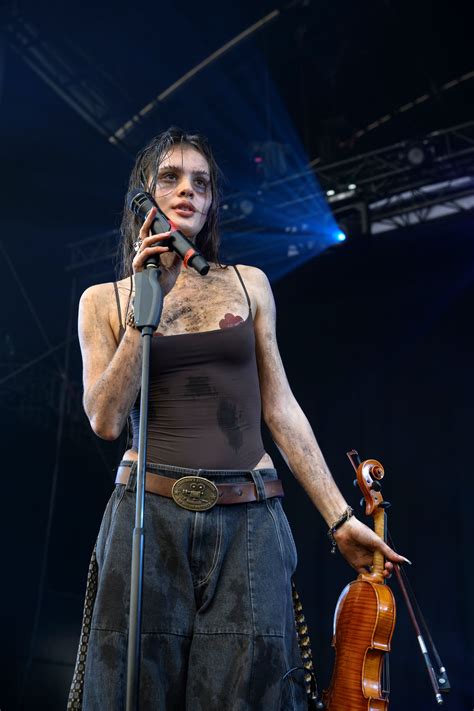 Sofia Isella Canta Per Sporcarsi Con La Rabbia Delle Ragazze Con