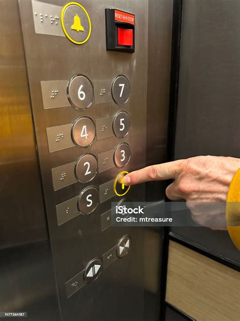 집게 손가락을 사용하여 엘리베이터 엘리베이터 키패드 브러시 금속 스테인리스 스틸 제어판 알람 벨 빨간색 비상 정지 스위치 사운드 스피커 도어 개폐 버튼이 있는 숫자 1