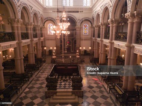 중간에 Bimah가있는 회당의 내부 회당은 유대인의 기도 연구 집회 및 토라 읽기를 목적으로 하는 유대인의 예배당입니다 유대교 회당에 대한 스톡 사진 및 기타 이미지