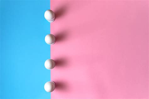 파란색과 분홍색 파스텔 배경에 계란 컵에 서 흰 계란 복사 공간 종이 배경에 두 가지 톤 색상으로 서 삶은 달걀의 행 건강한 식품 개념 부활절 달걀 플랫레이 상단 보기 0