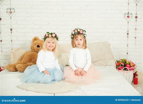 Nette Kleine Mädchen In Den Kleidern Mit Blumen Winden Auf Ihrem Kopf