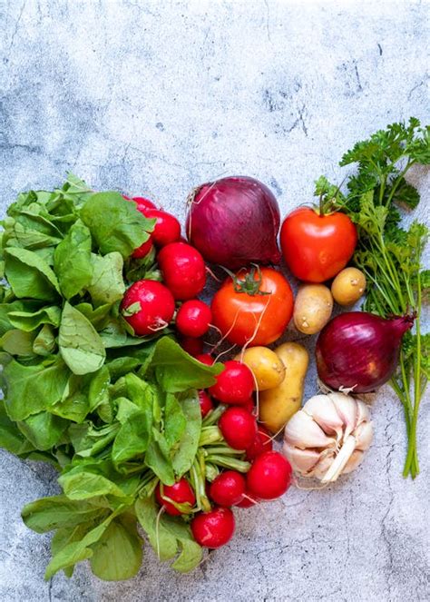 감자 건강한 식생활 나뭇잎 날 것 노란색 녹색 농업 다이어트 다채로운 마늘 무 비건 채식 비타민 빨간 뿌리 채소 소박한 배경 수직 쐈어 수확