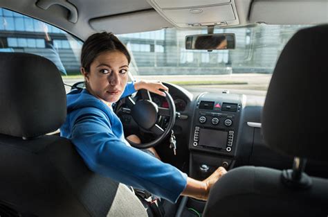 Tips to improve driving backward and reversing | Autodeal