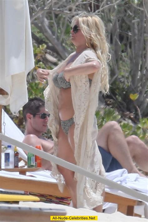 Jessica Simpson Wearing A Bikini At A Beach