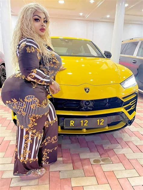 Eudoxie Yao Saffiche Avec Une Lamborghini Et Fait Jaser Photos
