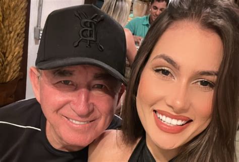 Em Noronha Amado Batista E A Namorada De 22 Anos Curtem Festa Com Mais